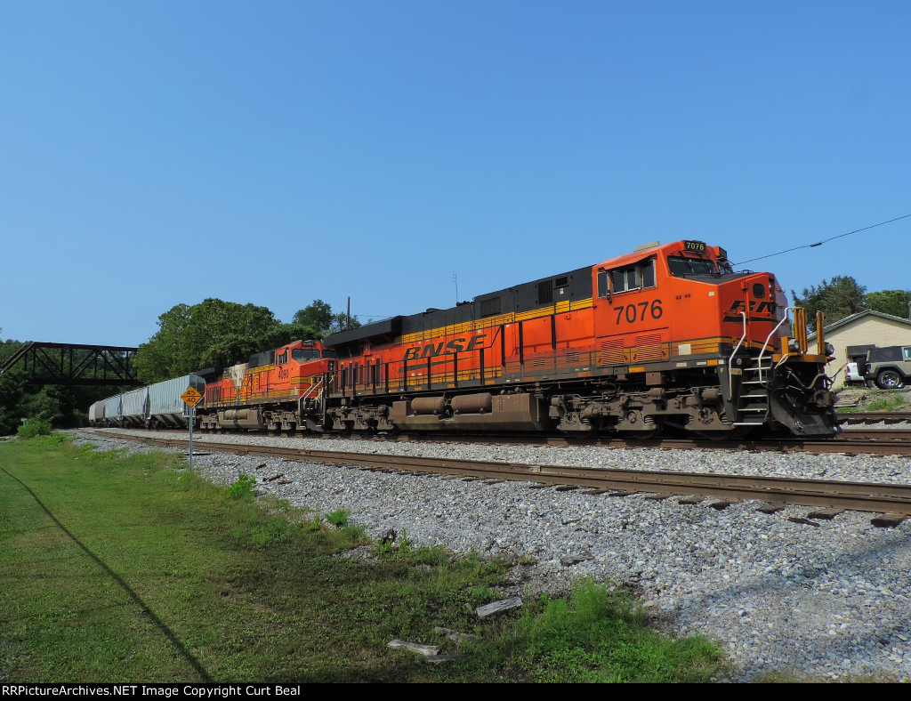 BNSF 7076 and 4090